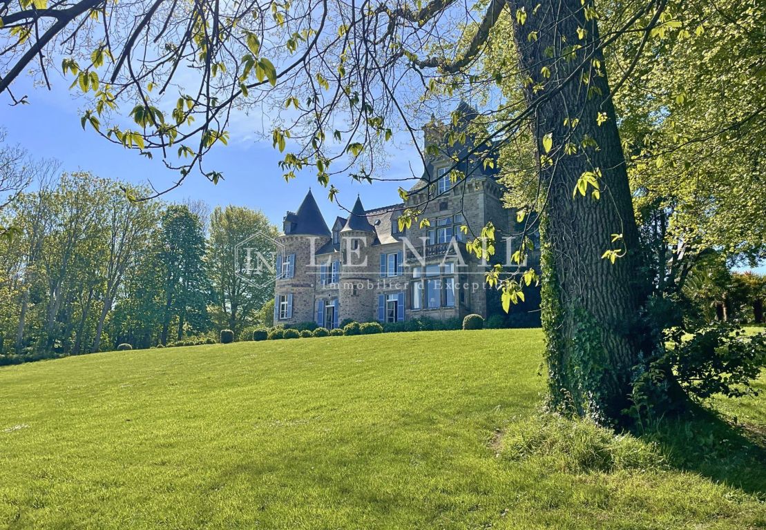 Château à vendre avec vue mer exceptionnelle en Bretagne