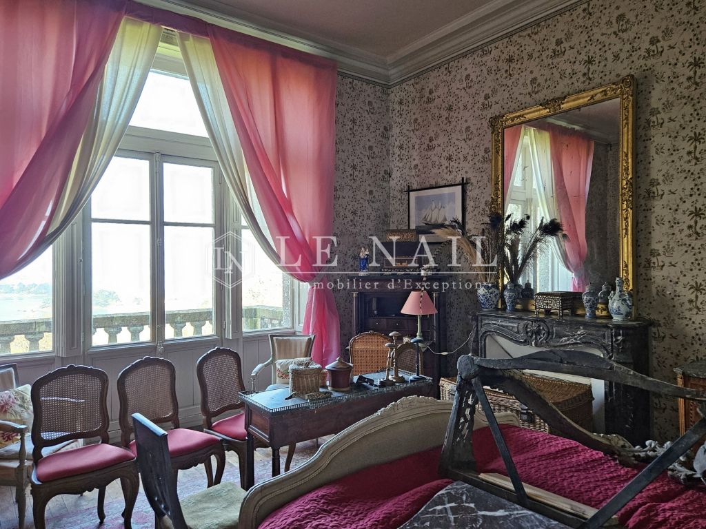 Château à vendre avec vue mer exceptionnelle en Bretagne